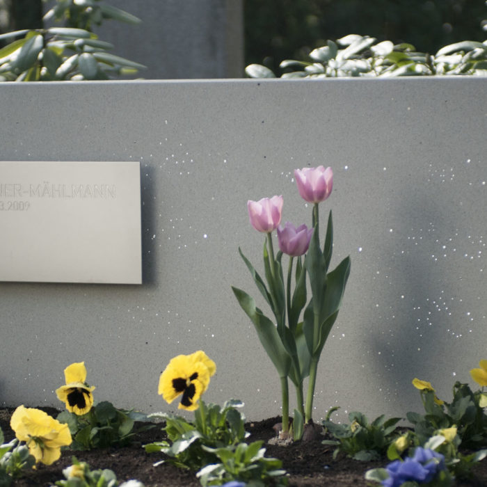 Moderne Grabsteine aus Leuchtbeton, Design-Grabsteine, Grabmale