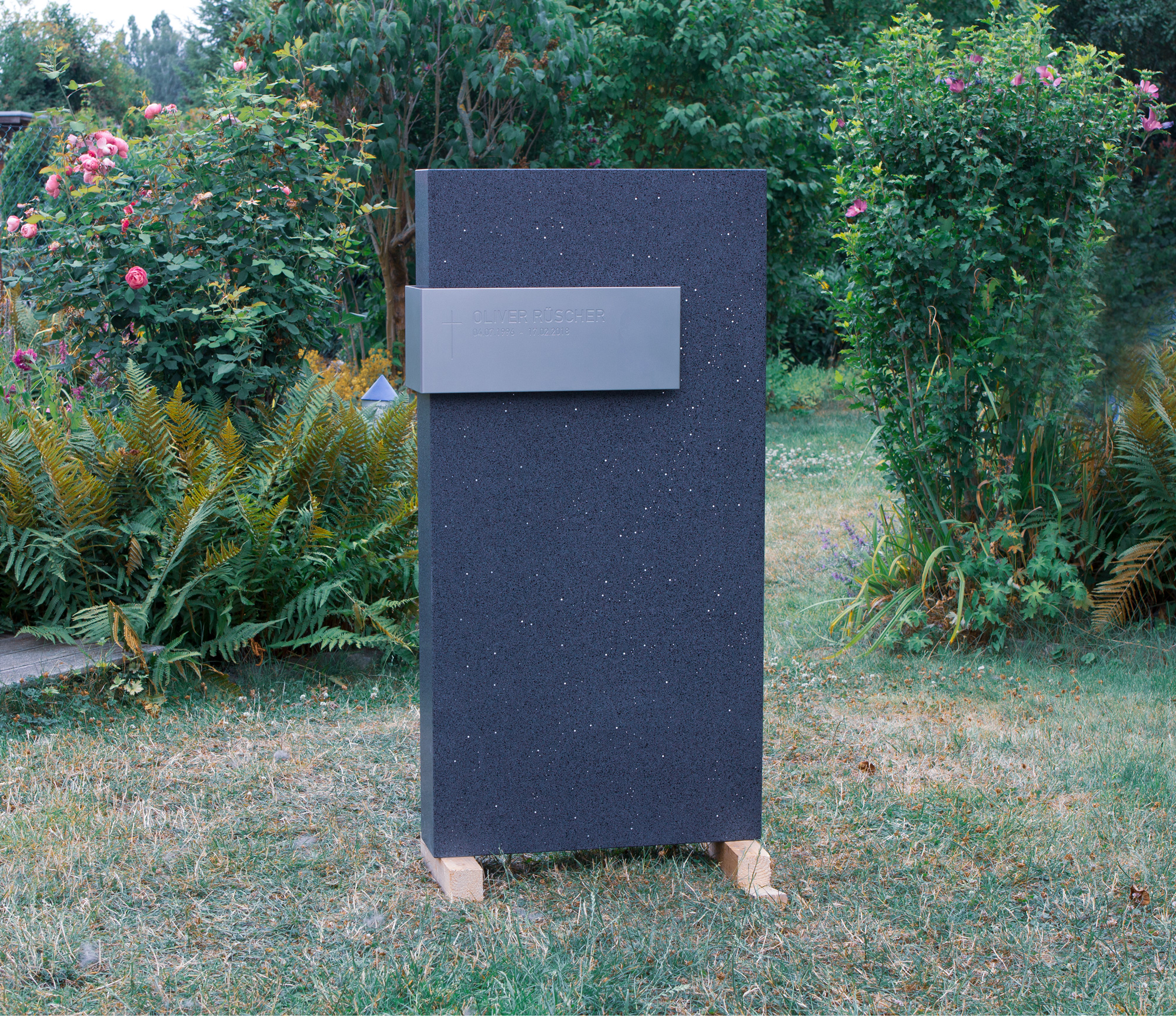 Moderne Grabsteine aus Leuchtbeton, Design-Grabsteine