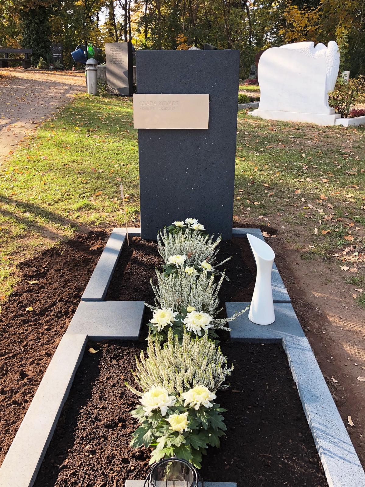 Moderne Grabsteine aus Leuchtbeton, Design-Grabsteine